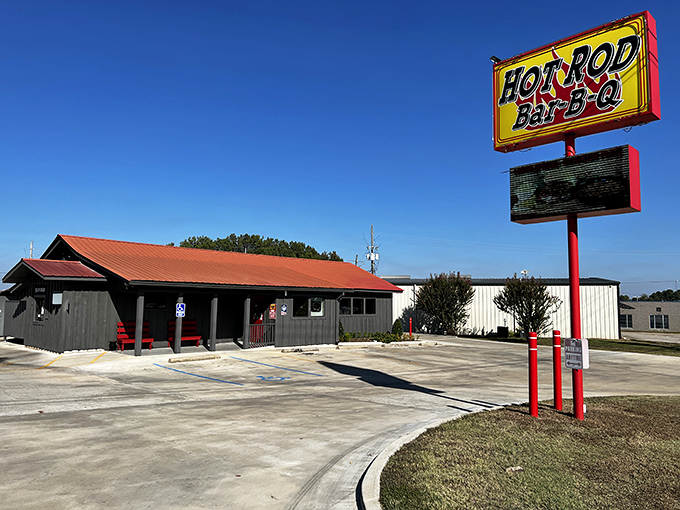 That simple building with its red roof doesn't need fancy decorations &ndash; they've put all their energy into what's coming out of those smokers.