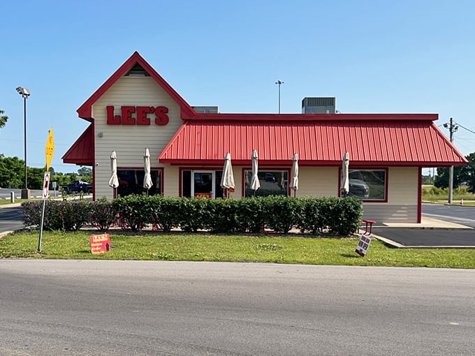 That distinctive red roof and simple design speak to Lee's philosophy: no need for fancy when your chicken is this good.