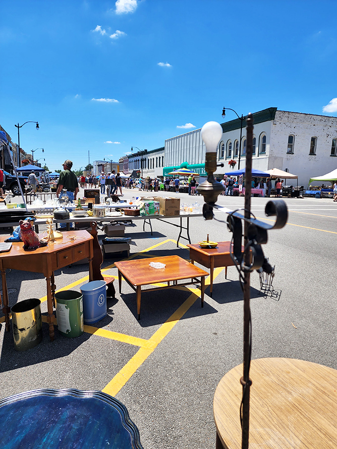 Sunshine, blue skies, and bargains as far as the eye can see&mdash;just another perfect day at Litchfield Pickers Market.