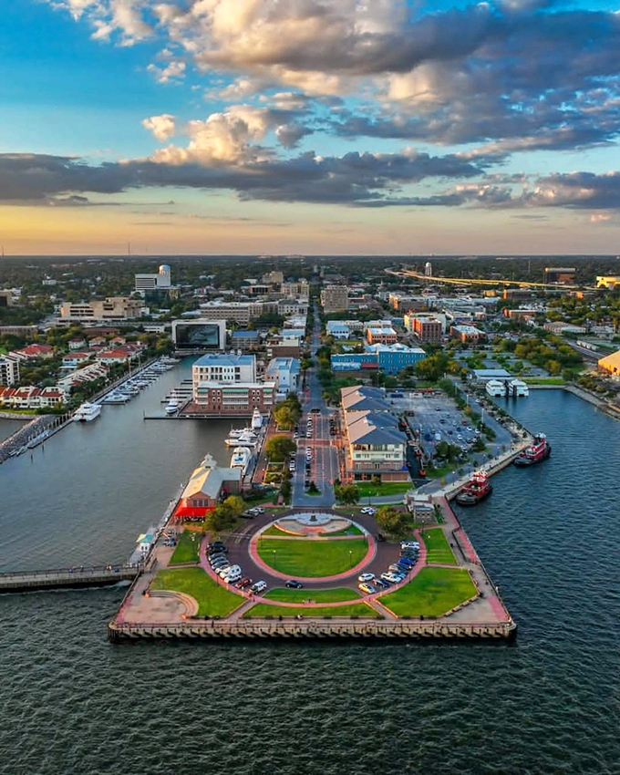 Gulf Coast elegance meets centuries of history in this waterfront city that time treated kindly.