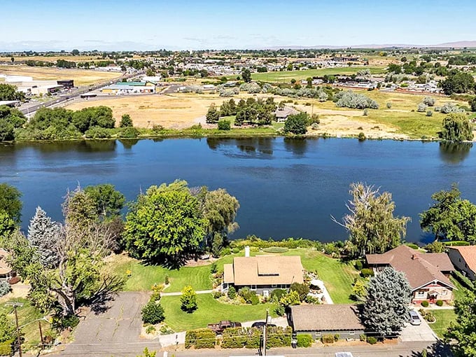 Prosser's riverside homes enjoy front-row seats to nature's daily performance&mdash;where the blue ribbon of water ties together a package of perfect Washington tranquility.