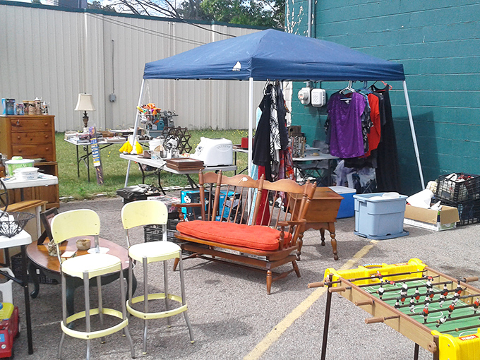 Outdoor furniture arrangements showcase everything from practical seating to conversation-starting vintage pieces perfectly.