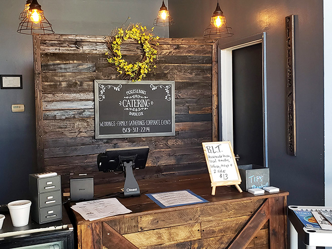 Rustic charm meets BBQ business. The reclaimed wood counter says "we're serious about traditions" &ndash; both food and d&eacute;cor.