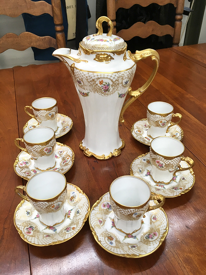 A porcelain coffee service fit for entertaining the ladies' bridge club in absolute style.