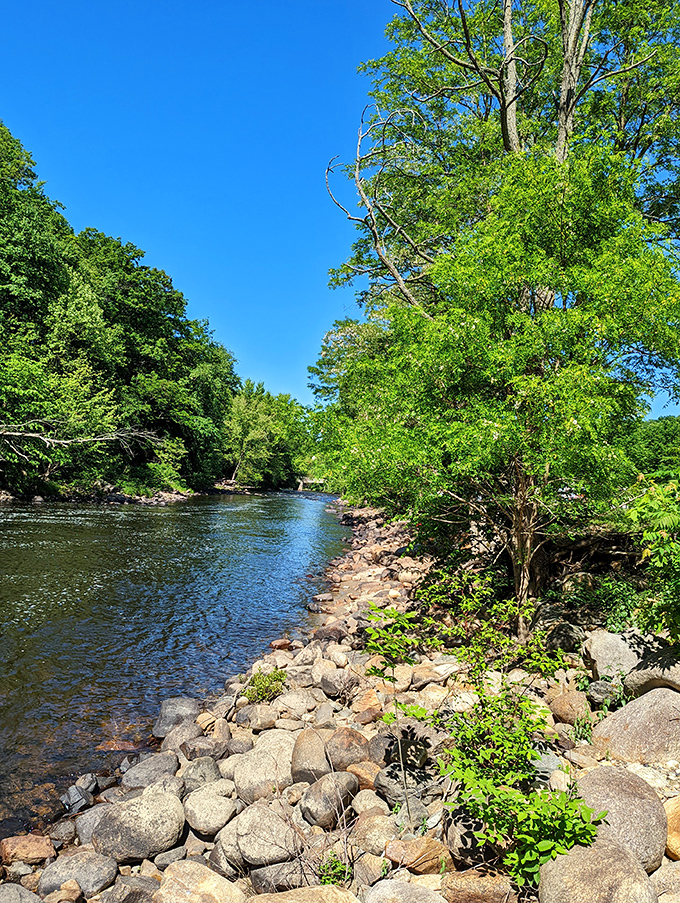 Riverfront Park along the Connecticut River gives you waterfront property access without the waterfront property price tag&mdash;democracy in action, basically.