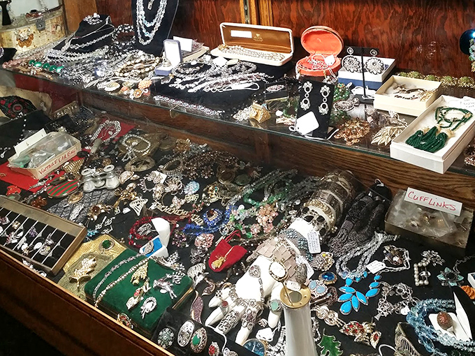 A jewelry case that would make Elizabeth Taylor say, "Maybe I should have saved a few more pieces." Treasure hunting at its finest.