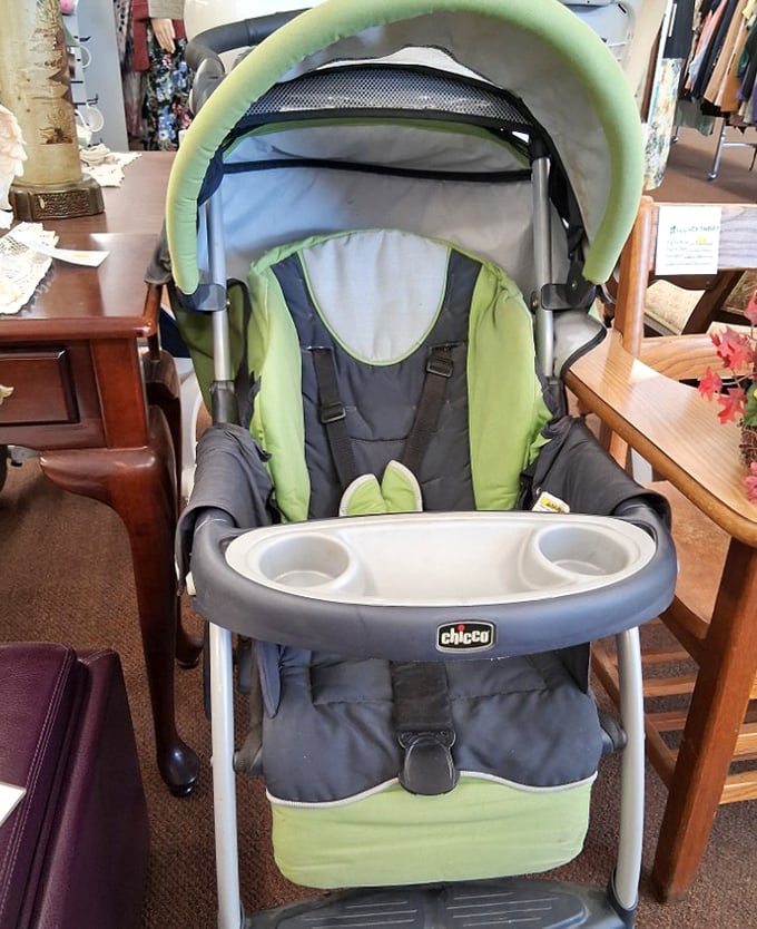 This gently-used Chicco stroller is ready to roll with your little one. Previous baby not included, thankfully.