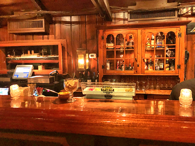 A bar that understands its mission: to provide liquid courage before you tackle that whole lobster. The warm wood tones invite you to settle in. 