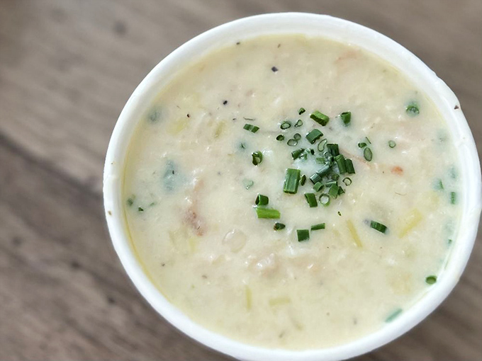 Clam chowder that doesn't hide behind excessive thickness&mdash;you can actually taste the clams! Revolutionary concept, brilliantly executed.