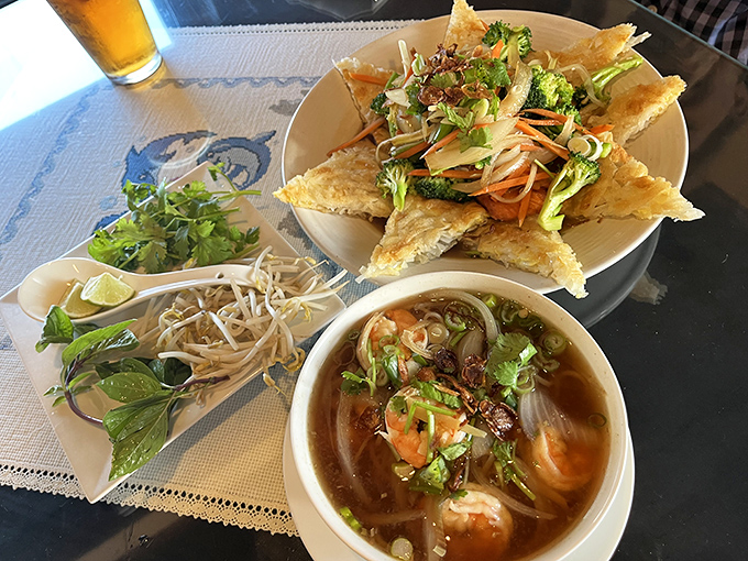 Casual dining at its finest, where the focus stays squarely on what's coming out of that kitchen behind the counter.