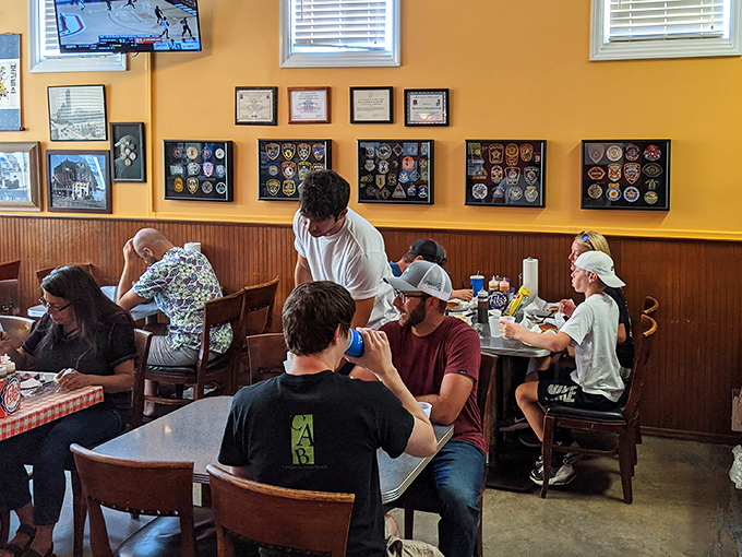 When fellow diners are this focused on their plates, you know you've found the real deal&mdash;conversation stops when the barbecue arrives.