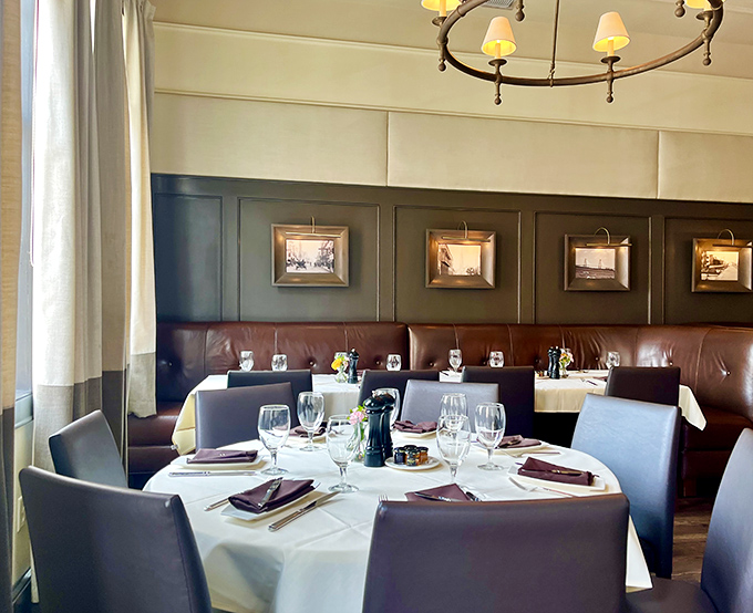 Where power lunches and anniversary dinners share the same elegant air. Every table feels like the best one in the house.