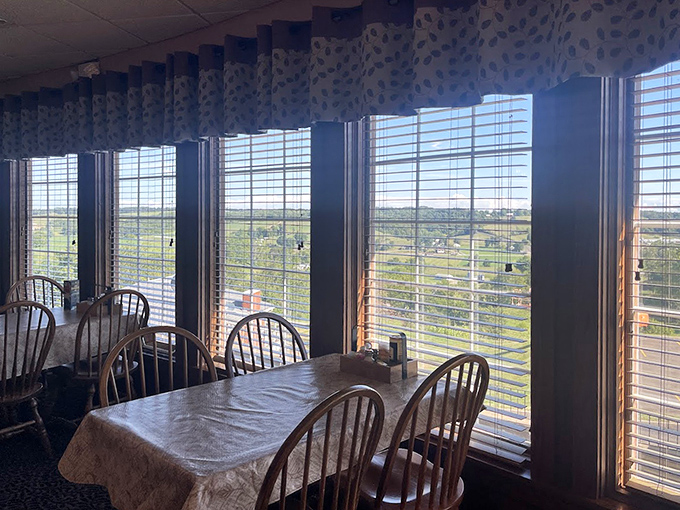 Those windows frame the rolling Amish countryside like living paintings, turning every meal into dinner with a pastoral show.