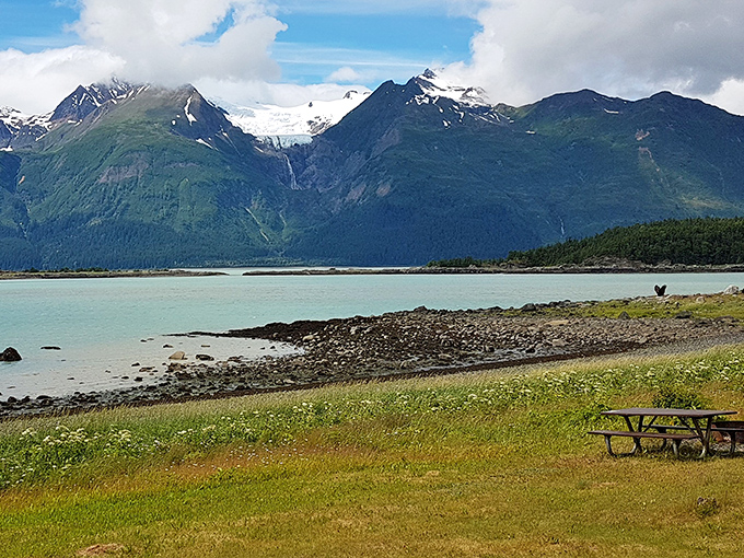 Picnic with a view that makes five-star restaurants weep. Your sandwich will never taste better than when eaten at this million-dollar table.