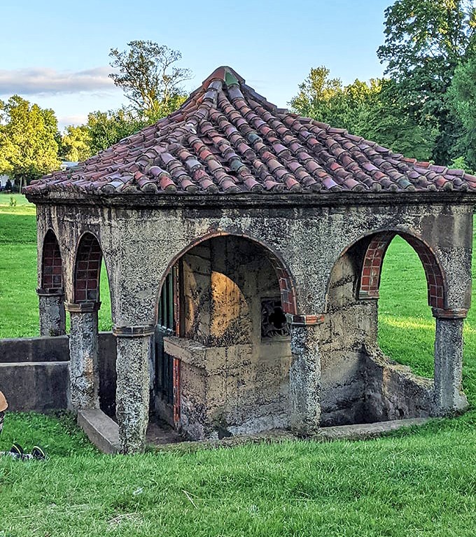 This miniature pavilion looks like it's waiting for Shakespeare's fairies to hold their midsummer staff meeting.