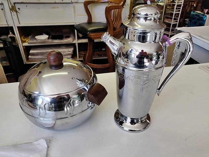 Mid-century silver that makes your IKEA flatware hang its head in shame. Sunday dinners deserve this kind of elegance.