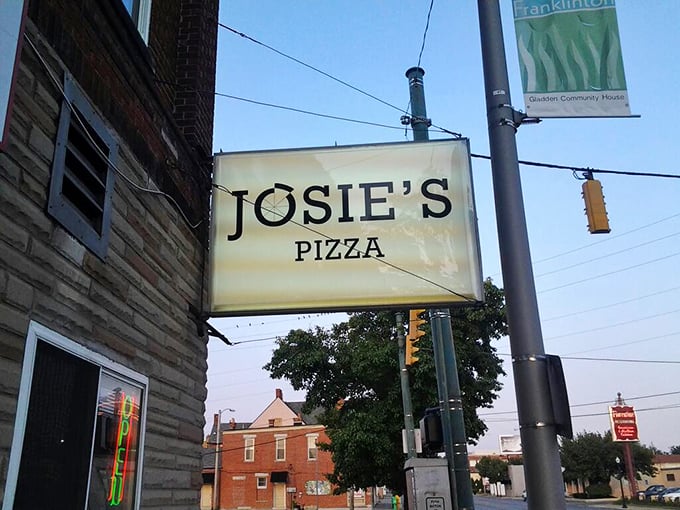 The sign that's guided hungry Columbus residents for decades. Like a pizza lighthouse, beckoning the hungry home through hunger's stormy seas.