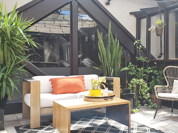 This outdoor lounge area feels like the sophisticated patio of your dreams&mdash;if your dreams included perfect lighting and designer furniture.