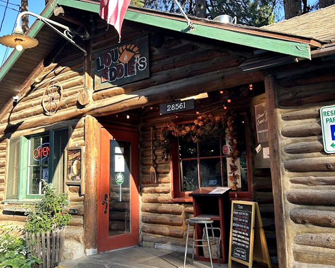 Those rustic logs and mountain setting create the ultimate apr&egrave;s-ski pizza experience in the San Bernardino Mountains. 