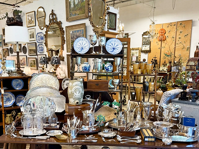 Inside this elegant showroom, antiques are displayed like museum pieces, each one worthy of special attention and admiration.