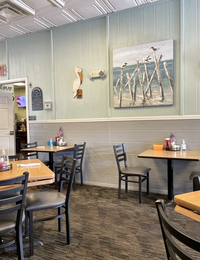 Coastal artwork, wooden tables, and small American flags—patriotism meets beach vibes in this quintessentially Florida setting.