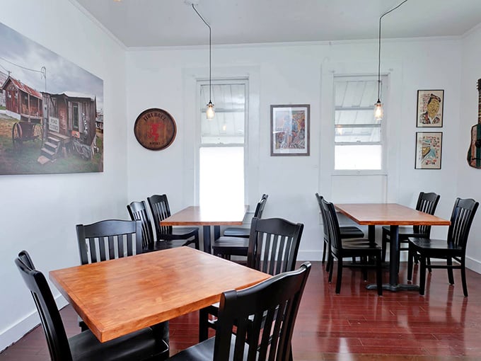 Simple tables, clean lines, and thoughtful d&eacute;cor. No distractions from the serious business of enjoying exceptional food.