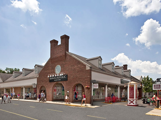 Banana Republic's distinctive brick fa&ccedil;ade stands out among the village-style architecture that defines Aurora Farms' aesthetic.