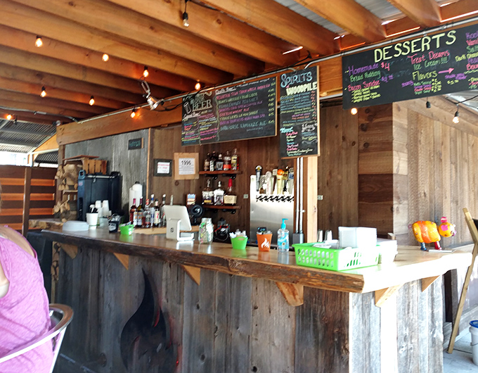 The bar area proves that craft beer and smoked meat are basically soulmates who finally found each other.