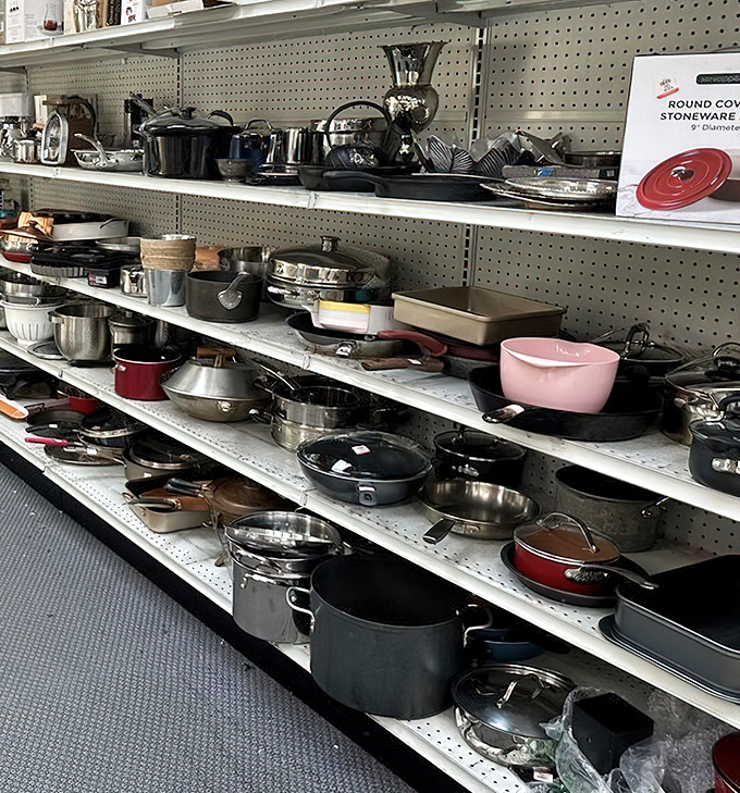Cookware collection that would make Julia Child swoon. Cast iron, non-stick, and everything in between – kitchen dreams at pinch-me prices.