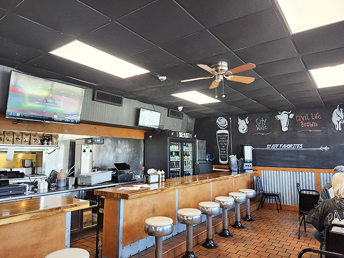 Simple counter seating means nothing stands between you and that barbecue except good manners.