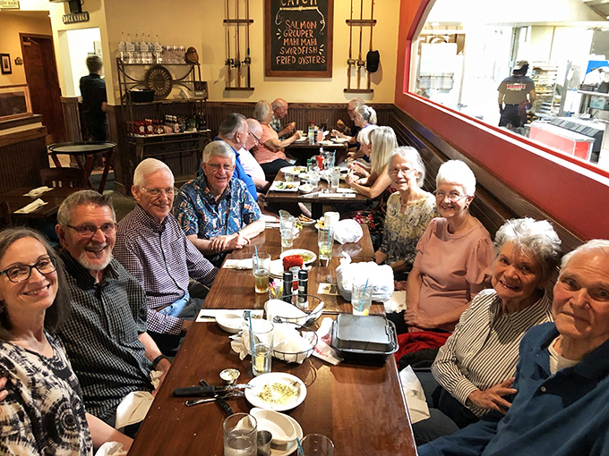 A gathering of happy diners proves that great seafood is best enjoyed with great company &ndash; and plenty of iced tea.