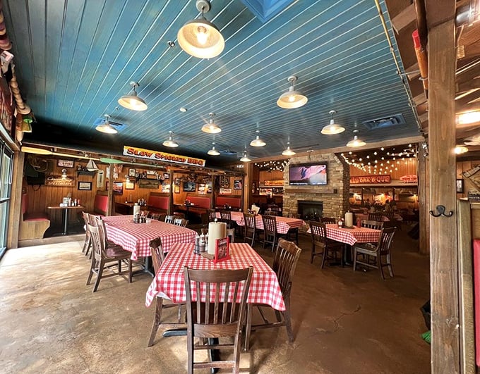 Blue ceiling, string lights, and checkered tablecloths &ndash; like your favorite uncle's backyard barbecue, but with better ventilation.