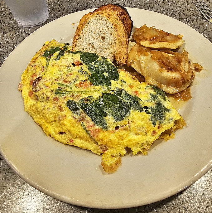 An omelet that invited spinach to the party and made it the guest of honor. Breakfast doesn't get more photogenic than this.