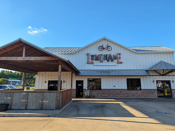 The Lemonade House Grille offers that perfect blend of rustic charm and modern comfort—like your favorite pair of jeans but in restaurant form.