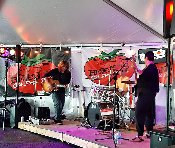 Live music and pizza&mdash;because some combinations are simply meant to be together in this world.