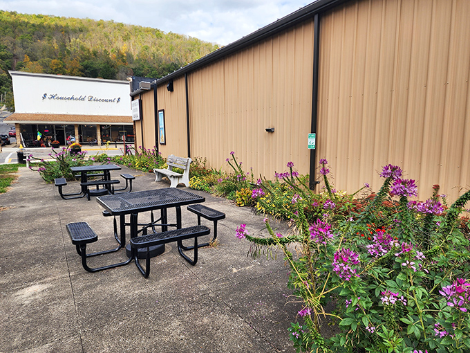 This mini park's flower-lined picnic area proves that sometimes the best dining rooms have no walls and unlimited ceiling height.