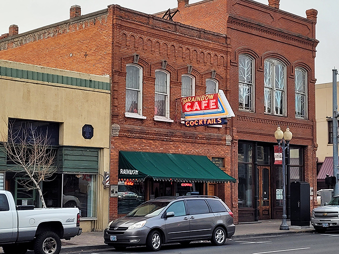 The Rainbow Caf&eacute;'s vintage neon sign has been guiding hungry travelers to comfort food since long before GPS told us where to eat.