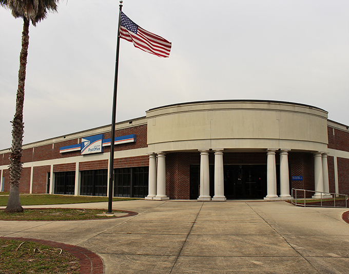 Even the post office in Fernandina Beach has curb appeal, with columns that would make any ancient Greek feel right at home.