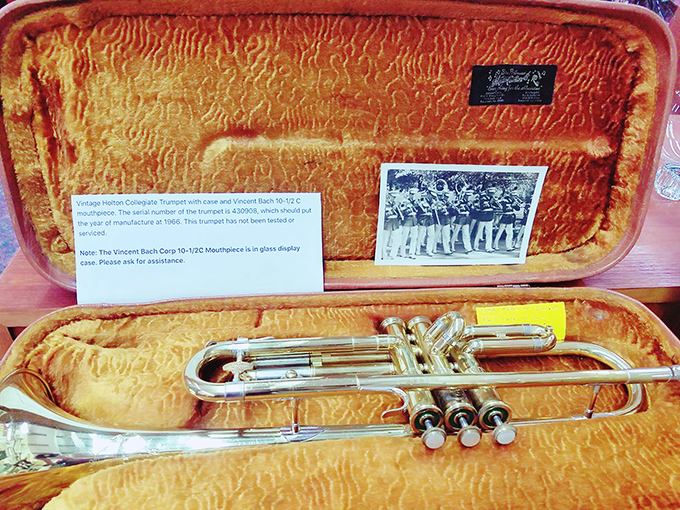 A vintage trumpet still ready to play, though its jazz days might be behind it.