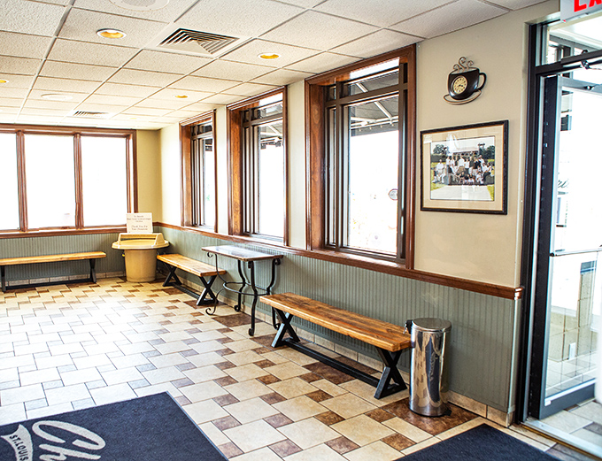 The waiting area's simple benches suggest Chris' knows you'll wait for greatness—and that the line moving quickly matters more than plush seating.