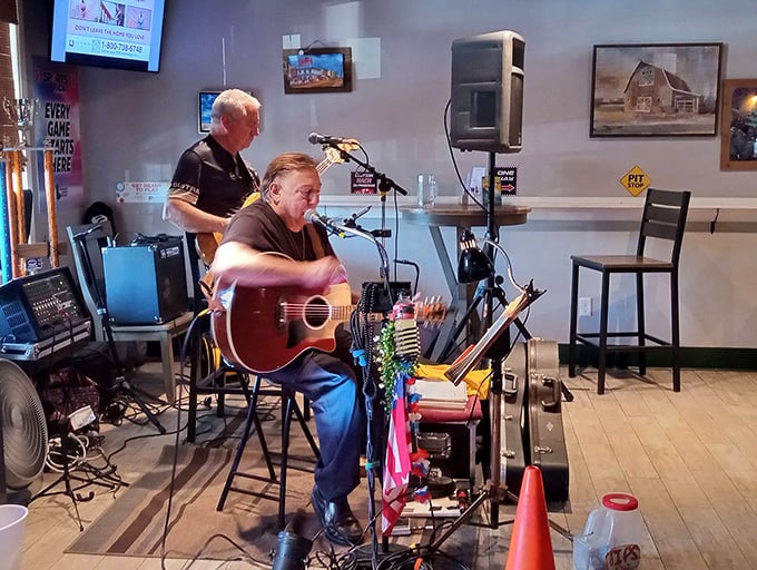 Live music adds the perfect soundtrack to your seafood feast&mdash;because cracking crab legs deserves its own theme song.