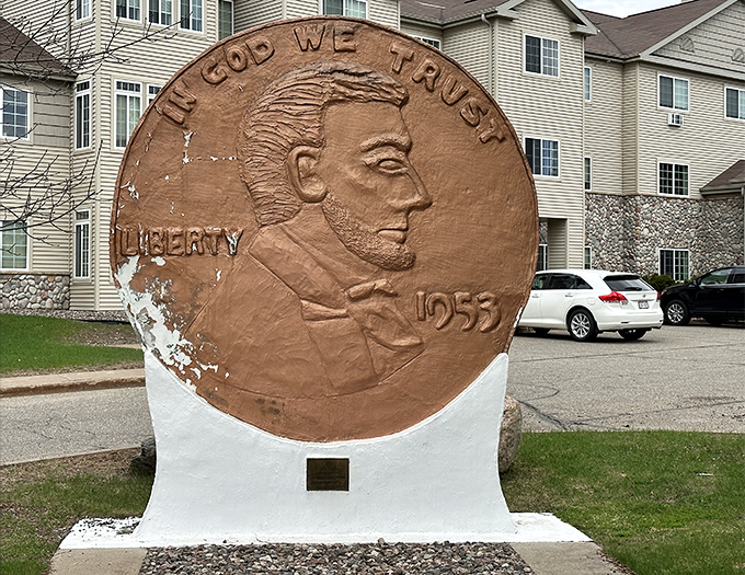 "Honest Abe, dishonest scale." This clever perspective shot makes it look like you're holding America's biggest small change.