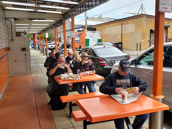 The outdoor tables host a democratic mix of locals and tourists, all united in the universal language of "mmmmm" and occasional napkin emergencies.