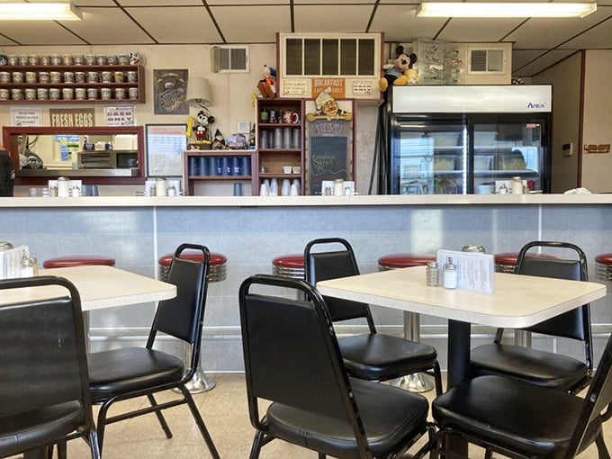 Simple tables, straightforward chairs, zero pretension. In an age of Instagram restaurants, this dining room keeps it refreshingly real. 