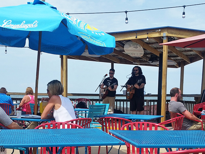 Live music under blue umbrellas adds the perfect soundtrack to your lakeside feast. Food for the stomach, tunes for the soul.