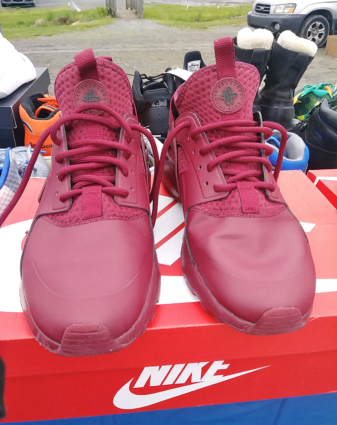 Even sneakerheads find treasures! These burgundy Nikes sit proudly atop their box, waiting for someone seeking both style and a bargain.