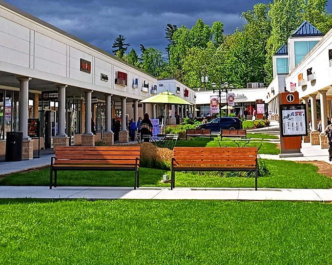 Manicured greenspaces and welcoming benches create moments of serenity amid the deal-seeking frenzy. Retail therapy meets actual therapy.