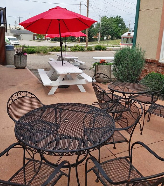 Outdoor seating with cheerful red umbrellas offers al fresco pizza enjoyment &ndash; because vitamin D makes everything taste even better.