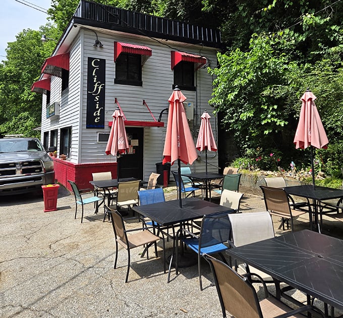 Summer dining al fresco&mdash;where the Kentucky breeze carries conversations between tables and the scent of fresh coffee.
