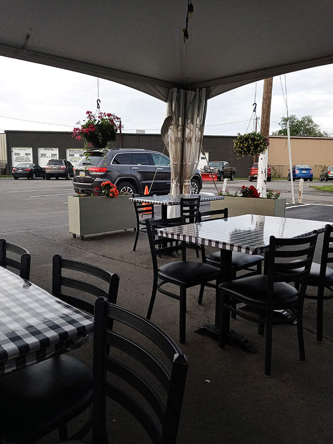 Al fresco dining, diner-style. Where hanging flower baskets class up the joint without getting too fancy about it.